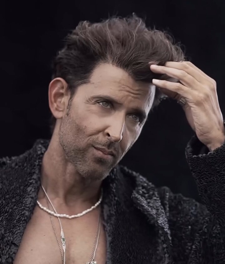 Hrithik Roshan flaunts washboard abs, says ‘vibes on, control off’